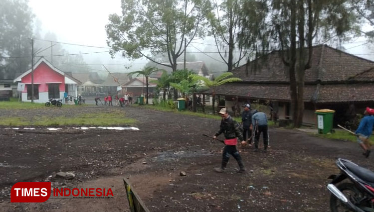 150 Kilogram Sampah Pendaki Dibersihkan dari TWA Kawah Ijen Setiap ...