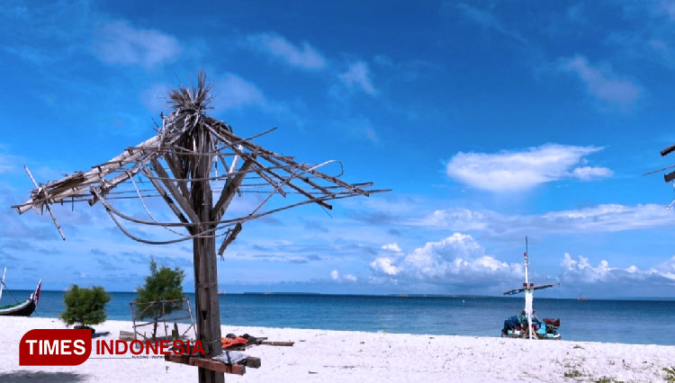 Mesmerize Your Eys with the Beauty of Vast Stretched White Sand of Gili ...