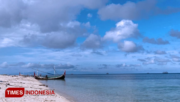 Mesmerize Your Eys with the Beauty of Vast Stretched White Sand of Gili ...
