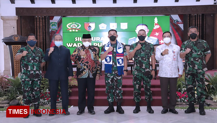 Kunjungi Malang, Wadan Pusterad Salurkan Bansos Bagi warga Terdampak ...