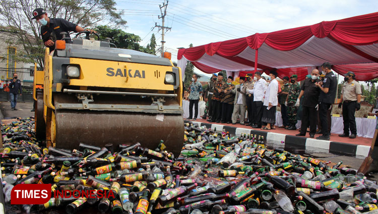 Ribuan Botol Miras Dilindas, MUI Sumedang Imbau Jaga Kondusifitas Jelang Ramadan - TIMES Indonesia