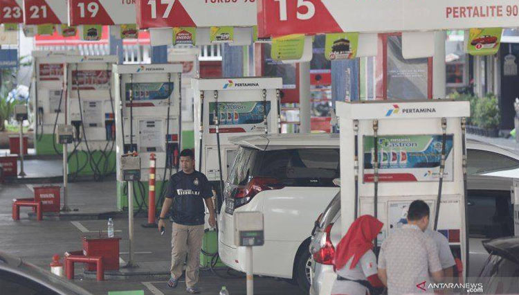 Pertamina Naikkan Harga Pertamax Menjadi Rp12.500 per Liter - TIMES ...