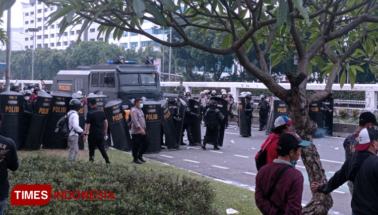 Sempat Ricuh, Polisi Dorong Mundur Peserta Demo 11 April dari Depan ...