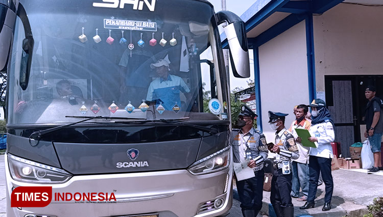 Jelang Lebaran, Petugas Terminal Seloaji Ponorogo Cek Kelayakan Armada ...