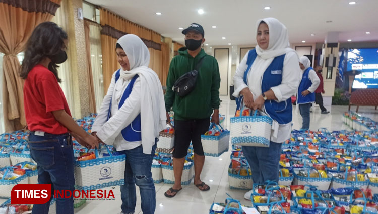 Pesta Rakyat 2022, IWAPI Surabaya Subsidi Harga Ratusan Paket Sembako ...