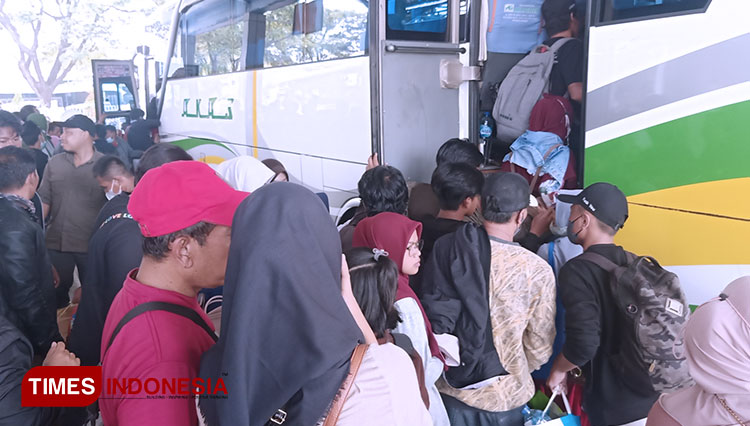 Arus Balik Lebaran 2022, Warga Mulai Padati Terminal Seloaji Ponorogo ...
