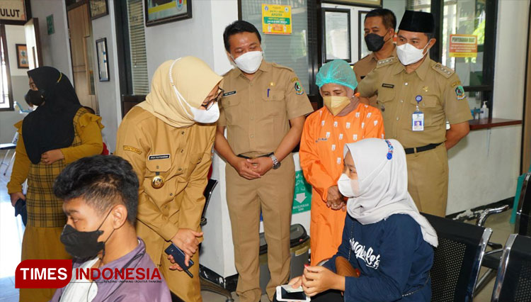 Pastikan Lancar, Bupati Banyuwangi Tinjau Pelayanan Publik - TIMES ...
