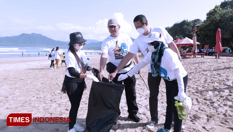 Masyarakat, Pegiat Wisata, dan PT BSI Kompak Bersihkan Destinasi Pantai ...