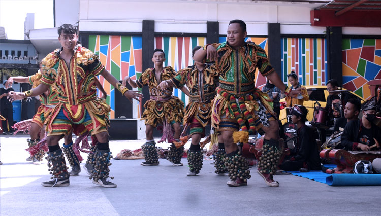 Lestarikan Seni Tradisional, Taman Pintar Yogyakarta Tampilkan Jathilan ...