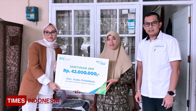 Keluarga di Malang Terima Santunan Kematian Rp42 Juta dari BPJAMSOSTEK ... Keluarga di Malang Terima Santunan Kematian Rp42 Juta dari BPJAMSOSTEK ...