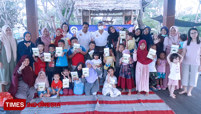 Puluhan Siswa TK lepas Tukik Tetasan Intan Box di Pantai Pulau Santen ...