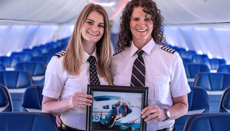 Menginspirasi, Ibu dan Anak Perempuan Ini jadi Pilot dan Co-Pilot ...