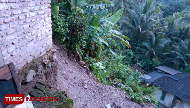 Dua Rumah di Pacitan Diterjang Tanah Longsor, Begini Kondisinya - TIMES Jatim