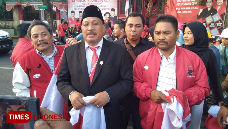 DPC PDI Perjuangan Gresik Bagikan 4 Ribu Bendera Merah Putih ke Warga ... DPC PDI Perjuangan Gresik Bagikan 4 Ribu Bendera Merah Putih ke Warga ...
