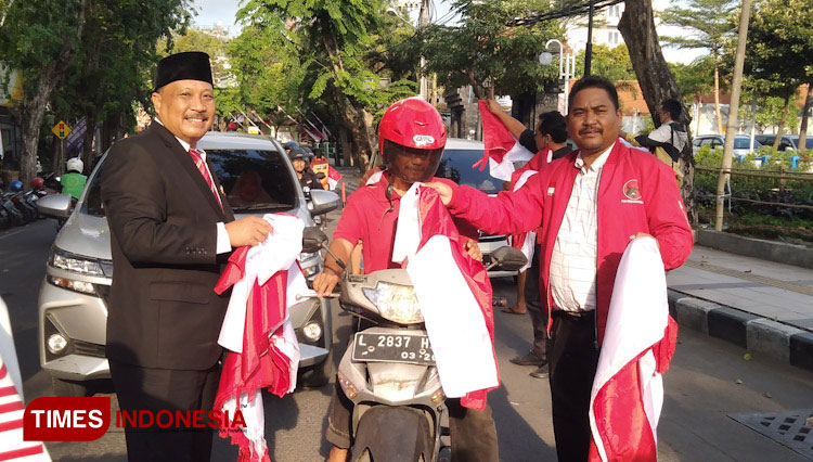 DPC PDI Perjuangan Gresik Bagikan 4 Ribu Bendera Merah Putih ke Warga ... DPC PDI Perjuangan Gresik Bagikan 4 Ribu Bendera Merah Putih ke Warga ...