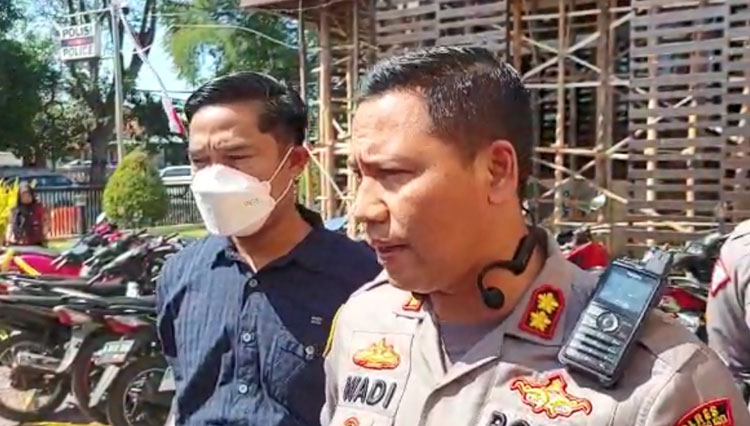 Polisi Grebek Judi Sabung Ayam dan Cap Jiki di Probolinggo - TIMES ...