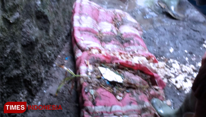 Cegah Banjir, DPUPR Kota Batu Bersihkan Gorong-gorong - TIMES Indonesia