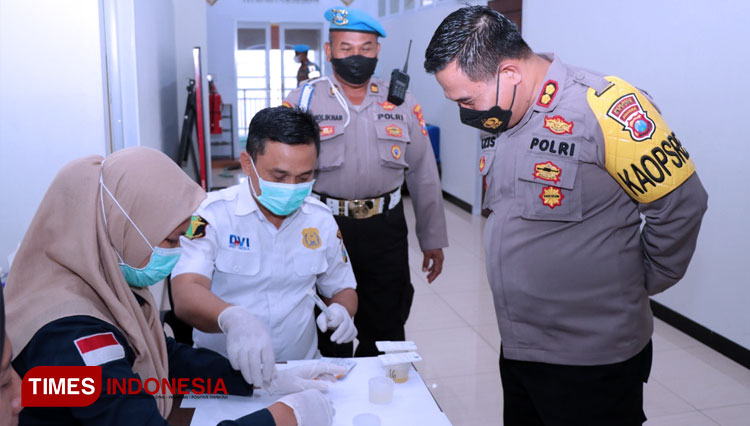 Pasca Polisi Nyabu di Sidoarjo, Polres Gresik Tes Urine Seluruh Anggota ... Pasca Polisi Nyabu di Sidoarjo, Polres Gresik Tes Urine Seluruh Anggota ...