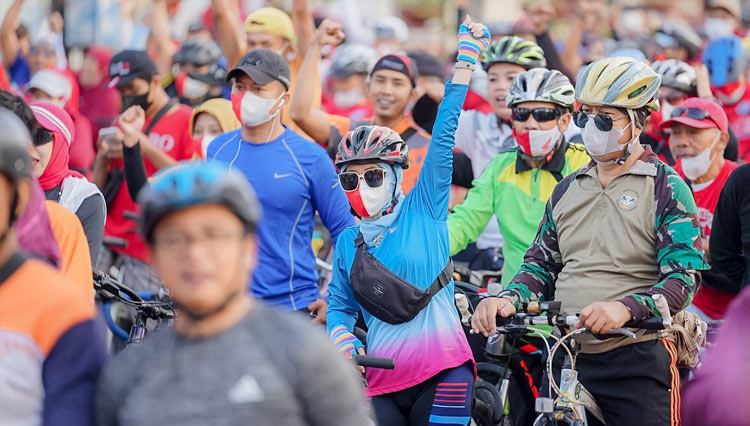 Gubernur Jatim Khofifah Bersama Ribuan Peserta Gowes Kemerdekaan di ...