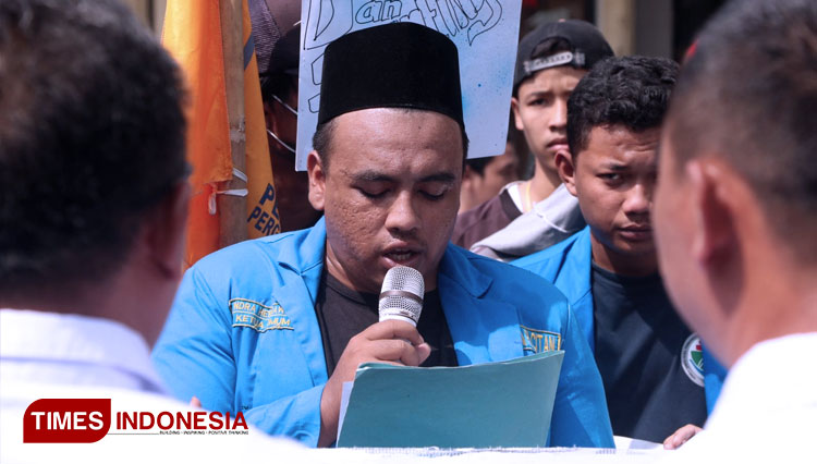 Tolak Kenaikan BBM, PMII Pacitan Geruduk Dewan dan Kantor Bupati - TIMES Indonesia