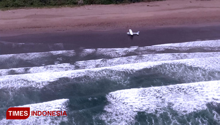 Ini Penyebab Pesawat Latih Api Lakukan Pendaratan Darurat di Pantai ...