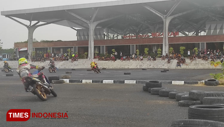 Merasakan Serunya Berlatih Balap Motor di Bandara Ngloram Blora - TIMES ...
