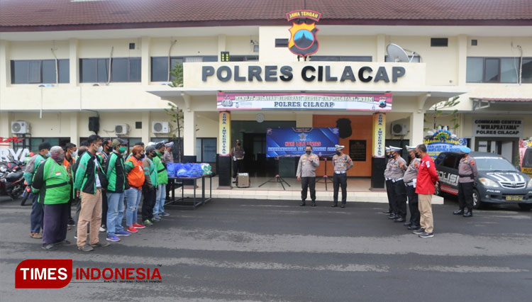 Pengemudi Ojol Terima Bantuan Sosial dari Polres Cilacap - TIMES Indonesia