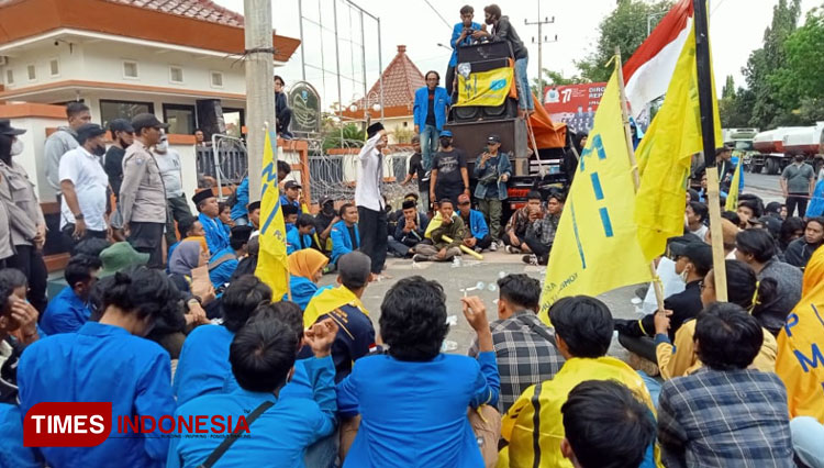 Demo Kenaikan Harga BBM di DPRD, Mahasiswa: Kami Tunggu Kabar Baiknya 7x24 Jam - TIMES Indonesia