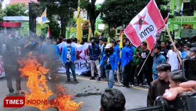 Tolak Kenaikan Harga BBM, Demo Mahasiswa di Kediri Diwarnai Aksi Bakar Ban - TIMES Indonesia