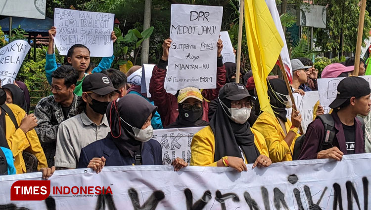 Geruduk Kantor DPRD, Aliansi BEM Nusantara Ngawi Tolak Kenaikan Harga ...
