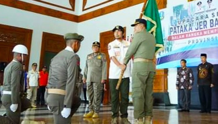 Simbol Sinergitas Daerah, Kirab Pataka Pemprov Jatim Disambut Pencak ...