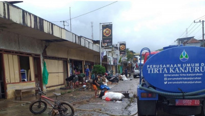 Perumda Tirta Kanjuruhan Kirim Air Bersih bagi Warga Terdampak Banjir Malang Selatan - TIMES ...