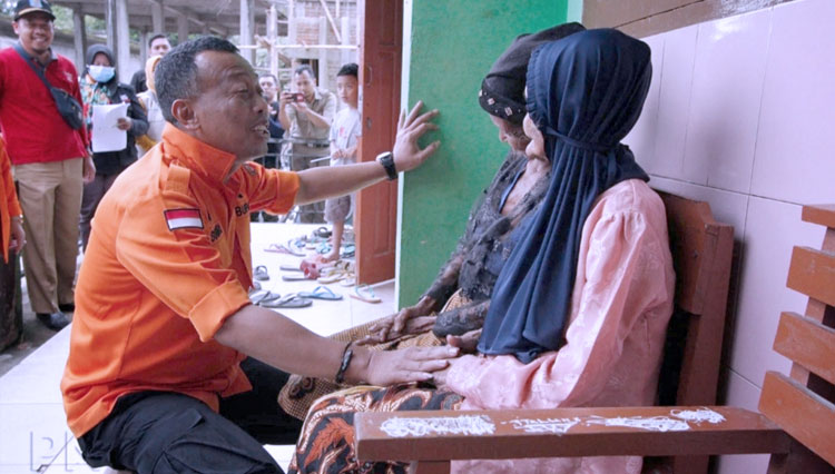 Bupati Ponorogo Kunjungi Pengungsi Korban Tanah Longsor di Desa Talun ... Bupati Ponorogo Kunjungi Pengungsi Korban Tanah Longsor di Desa Talun ...