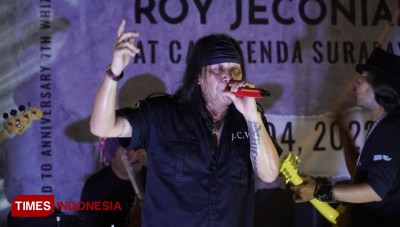 Legenda Rock Roy Jeconiah Meriahkan 7th Anniversary Whiz Hotel Darmo ...