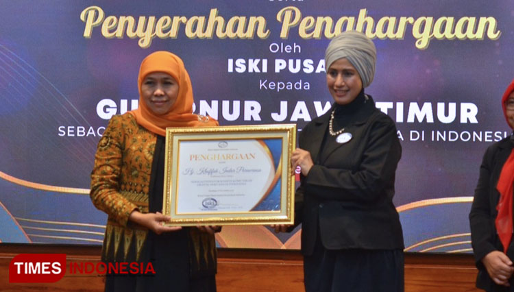 Gubernur Khofifah Terima Penghargaan Inisiator Komunikasi Digital