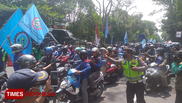 Serikat Buruh di Jabar Desak Kenaikan Upah 13 Persen - TIMES Indonesia