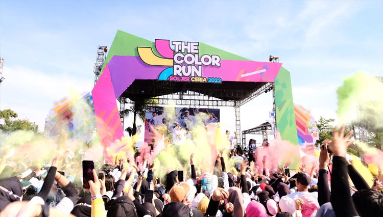 Puluhan Ribu Warga Bandung Hadiri Color Run Soljer Ceria - TIMES Indonesia