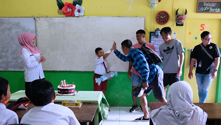 Haru dan Bahagia, Pemain Arema FC Rayakan Ulang Tahun Alfiansyah di ...