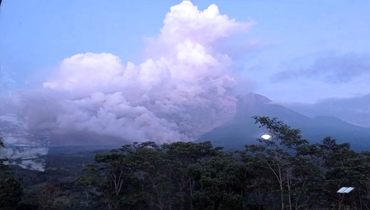 Gunung Semeru Luncurkan Awan Panas Sejauh 7 Kilometer - TIMES Indonesia