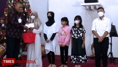 Natal 2022, Jemaat Gereja Gresik Beri Santunan Anak Yatim - TIMES Indonesia