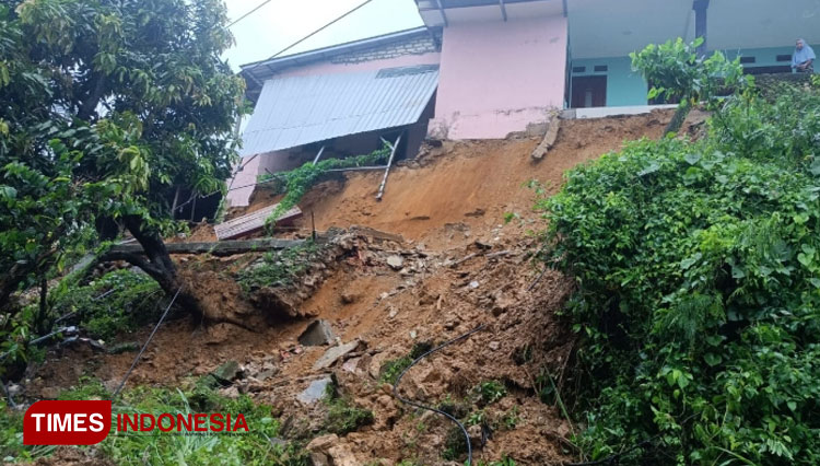 Cuaca Ekstrem Akibatkan Banjir dan Longsor di Pamekasan - TIMES Jatim