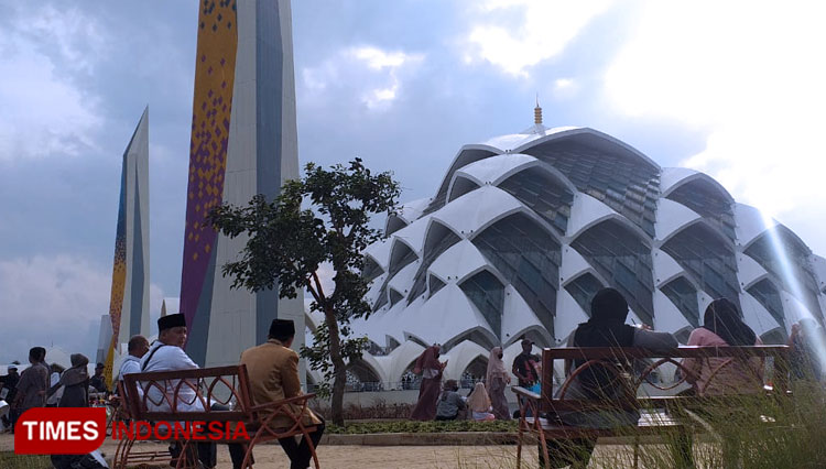 Pengunjung Masjid Raya Al Jabbar Bandung Sumbang 1,9 Ton Sampah - TIMES Indonesia