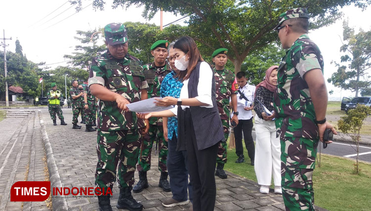 Pangdam V/Brawijaya Mayjen TNI Farid Makruf Periksa Lokasi Kunjungan RI-1 di Pantai Boom Marina ...