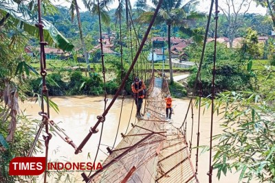 Jembatan Gantung Penghubung Desa di Majalengka Nyaris Putus - TIMES Indonesia
