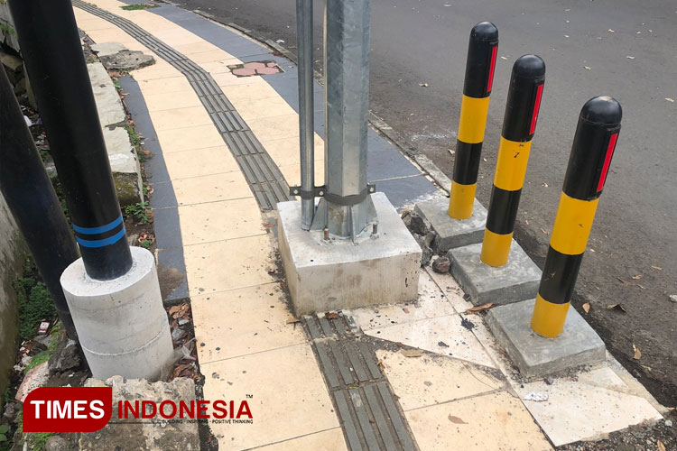 Tata Kota Malang Dikritik, Tiang Traffic Light Halangi Jalur Jalan ...
