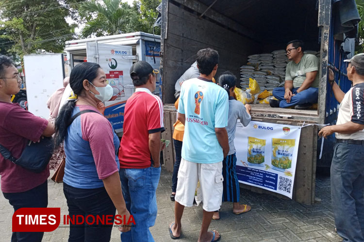 Warga Kota Blitar Serbu Operasi Pasar Beras Murah - TIMES Indonesia