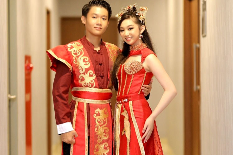 Desainer Angeline Wong Kenalkan Busana Terbaru Betema RajRani - TIMES ...