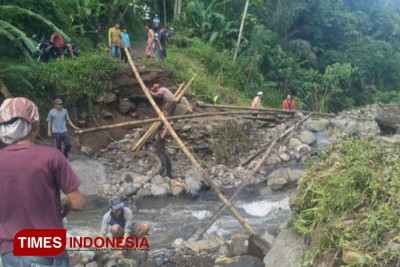 Banjir Bandang di Probolinggo, 1 Jembatan Amblas Diseret Banjir, 1 Jembatan Ambruk - TIMES Indonesia
