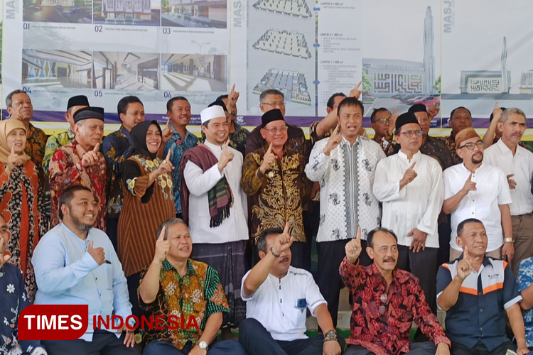 Rektor Unitomo Renovasi Masjid Babush Sholihin, Bupati Kota Baru ...