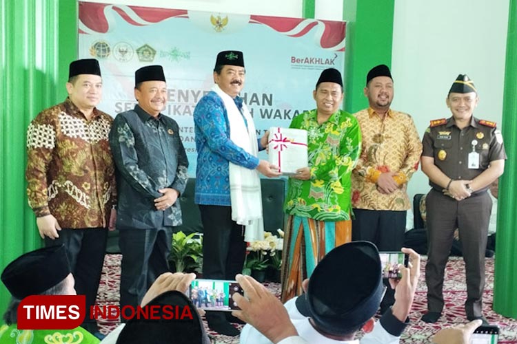 Menteri ATR/BPN Serahkan Sertifikat Tanah Wakaf ke NU dan Muhammadiyah ...